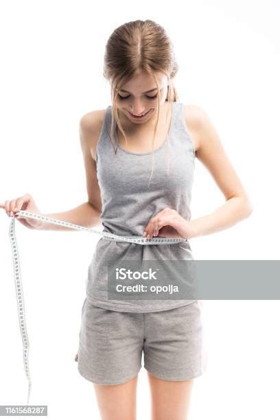 젊은 스포티 한 적합하고 흰색 배경 위에 측정 테이프와 아름다운 소녀 가냘픈에 대한 스톡 사진 및 기타 이미지 가냘픈 건강관리와 의술 건강한 생활방식 Istock