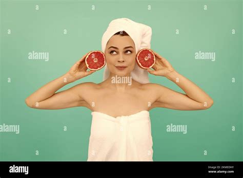 M Dchen Unter Der Dusche Fotos Und Bildmaterial In Hoher Aufl Sung Alamy