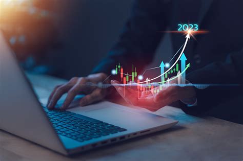 2023년 사업 성장 사업가 손 입력 노트북 가상 증가 기술 그래프와 상인 분석을위한 위쪽 화살표 주식 암호 화폐 차트 상인 거래 투자 2023년에 대한 스톡 사진 및 기타
