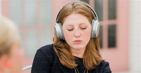 헤드폰을 끼고 노트북 컴퓨터 앞에 앉아 있는 여성 사진 Unsplash의 헤드폰 이미지