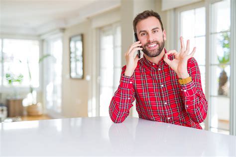 스마트 폰에서 말하는 잘생긴 남자 손가락으로 확인 표시 우수한 기호 개념에 대한 스톡 사진 및 기타 이미지 개념 개념과 주제 긍정적인 감정 표현 Istock