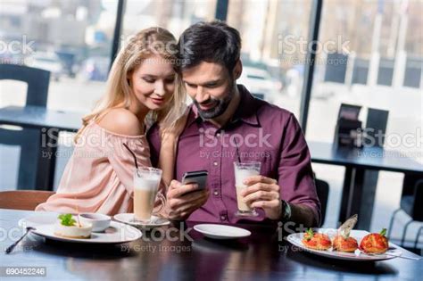 레스토랑에서 커피 브레이크에 스마트폰을 사용 하 여 사랑에 낭만적인 커플 귀여운에 대한 스톡 사진 및 기타 이미지 귀여운 남자 남자 친구 Istock