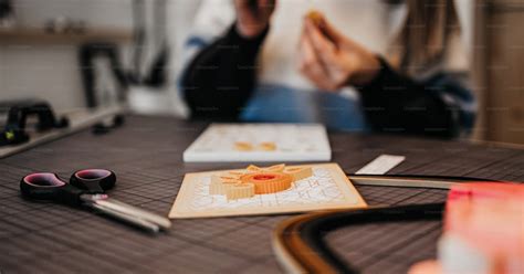 그녀의 스튜디오 또는 작업장에서 작업하는 종이 예술 디자이너이자 예술가 클로즈업 샷 사진 Unsplash의 세르비아 이미지