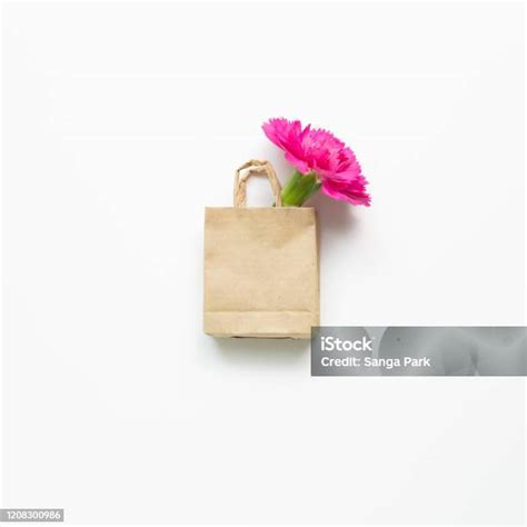 흰색 배경에 쇼핑 백에 핑크 스프레이 카네이션 꽃입니다 꽃 조성물 평평 상단 보기 복사 공간 꽃 식물에 대한 스톡 사진 및 기타 이미지 Istock