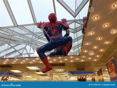 Spiderman Hanging Real