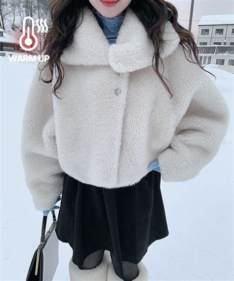 에이비글 무스탕 ️ 유키 하이넥 카라 볼드 무스탕 크롭 퍼 자켓 터틀넥 안감 스웨이드 뽀글이 양털 페이크퍼 연말룩 하객룩 겨울 한파 코트