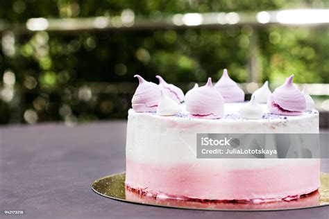 Torta Decorada Con Merengues De Color De Rosa Torta Para Una Niña Foto