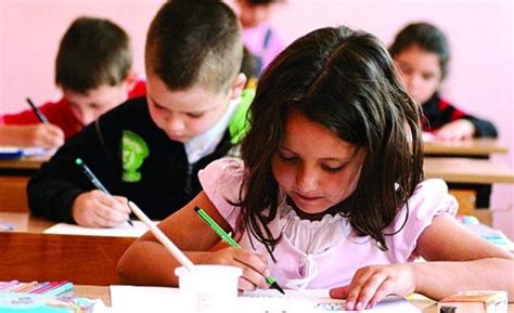 Държавата осигурява 300 лв еднократна помощ за всички ученици в 1 и и 8 и клас Cross Bg