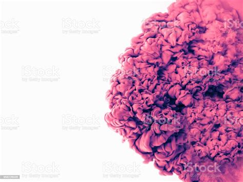 컬러 모션에서 촬영 물에 드롭 소용돌이 추상화 합니다 흰색 바탕에 절연 물 아래 부드러운 전구의 구름 분홍색 페인트 0명에 대한