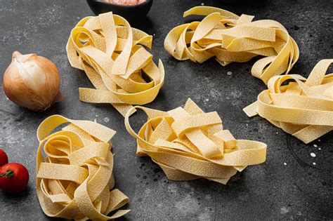 블랙 다크 스톤 테이블 배경에 이탈리아 음식 재료 파스타 마카로니에 대한 스톡 사진 및 기타 이미지 마카로니 파스타 검은색 Istock