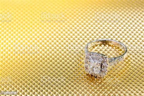 복사 공간을 가진 금 배경에 아름 답 고 호화 스러운 결혼식 다이아몬드 반지 결정체에 대한 스톡 사진 및 기타 이미지 결정체 결혼식 귀한 보석 Istock