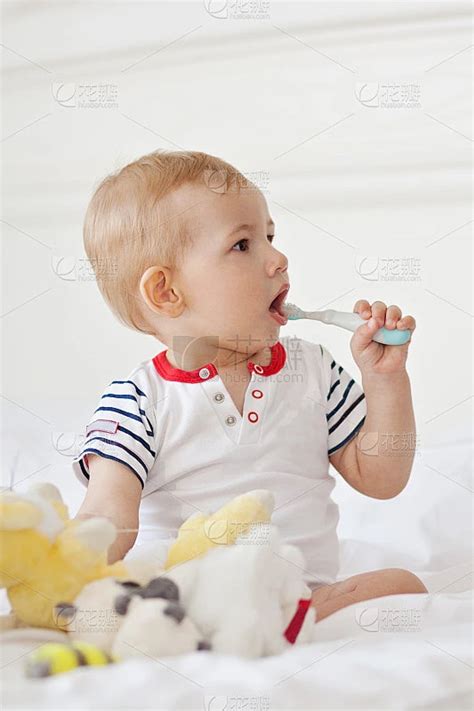 小男孩在床上刷牙，灯光背景，特写，肖像。健康生活方式的概念素材 花瓣网