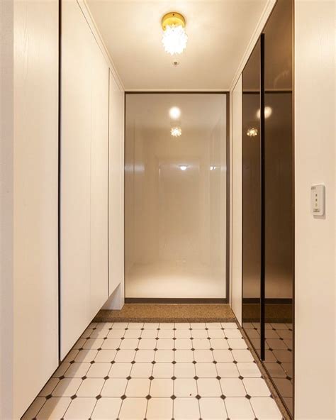 Lg 하우시스 지인 인테리어 On Instagram 기본에 충실한 현관 수납과 실용성에 초첨을 현관인테리어 현관타일 현관거울 예쁜현관 중문인테리어