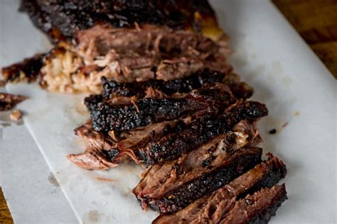 쇠고기 브리스킷 바베큐 전통적인 텍사스 스모크 하우스 전통적인 클래식 바베큐 방법으로 메스키트 나무 칩 위에 고전적인 텍사스 연기 하우스에서 향신료와 천천히 훈제 문질러