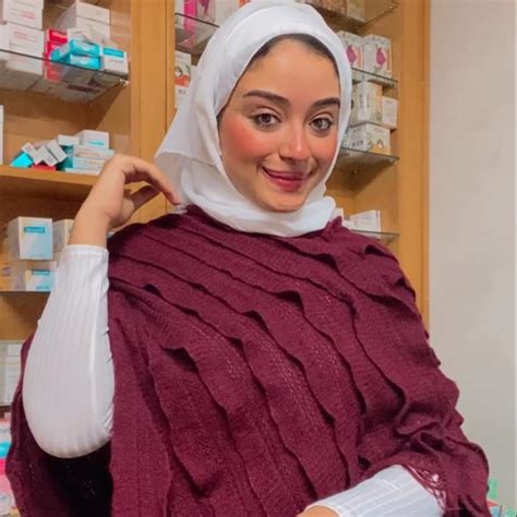 شعرك اسود ليل من غير ولا شعراية بيضا 🥹 قلب الدكترة