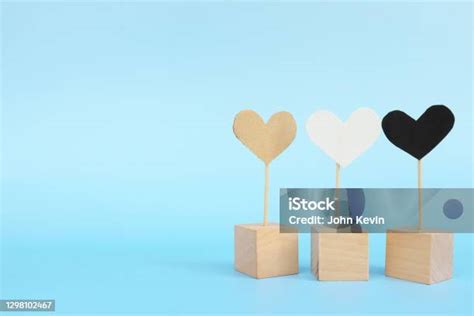 사랑 포용 및 문화적 다양성 개념 파란색 배경의 브라운 블랙 및 화이트 컬러 하트 모양 아이콘 0명에 대한 스톡 사진 및 기타 이미지 Istock