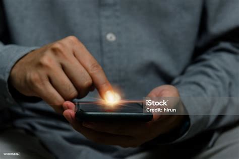 화면 모바일 스마트 폰에 포인트 손가락을 사용하는 남자 비즈니스 기술 디지털 인터넷 네트워크 개념 Brand Name Smart Phone에 대한 스톡 사진 및 기타 이미지