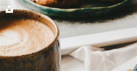 흑백 세라믹 머그잔 흰색과 오렌지 섬유 사진 Unsplash의 무료 Высотка на котельнической набережной 이미지