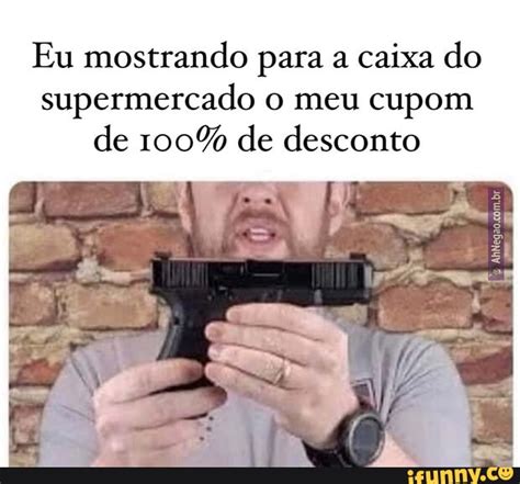 Eu Mostrando Para A Caixa Do Supermercado O Meu Cupom De 100 De