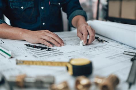 사무실 책상과 계산기 삼각형 눈금자 안전 안경 나침반 블루프린트의 버니어 캘리퍼에서 도면 검사 및 쓰기로 작업하는 엔지니어링 엔지니어 건축가 산업 및 공장 개념 35 39