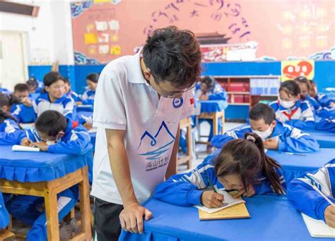 让梦想生出翅膀 多彩大学生网