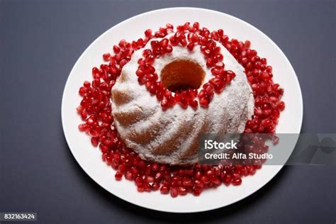 설탕 가루와 파란 배경에 가닛 케이크 전통적인 반지 카페 디저트 케이크입니다 제과 개념입니다 가루로 빻은에 대한 스톡 사진 및