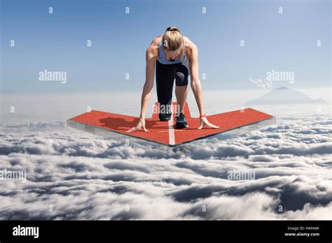 Weibliche Läufer kniet in Startposition auf einer schwimmenden