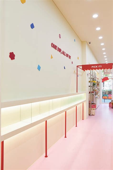 포인트컬러로 귀여운 디자인의 28평 디저트샵 앨리웨이 인테리어 디자인 Cafe Branding Store Interiors Restaurant Interior