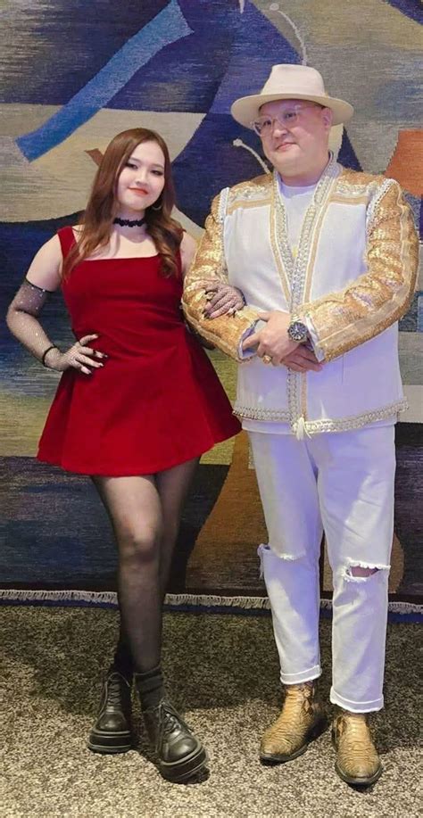 Хаан мн Т Дэлгэрмөрөн Өвдгөө цоорч гараа эвэрштэл зүтгэсэн аав охин 2 ыг хүндэтгэж хайрласан