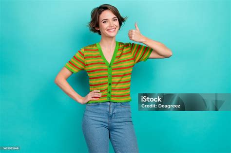 예쁜 반짝이는 아가씨가 줄무늬 가디건을 입고 엄지손가락을 치켜들고 고립된 청록색 배경을 보여주는 사진 25 29세에 대한 스톡 사진 및 기타 이미지 Istock