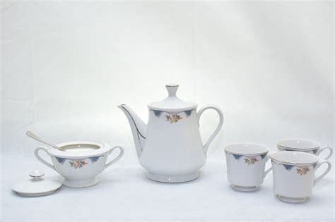 흰색 배경에 고립 된 우아하고 전통적인 뜨거운 음료 컵의 모의 업 디자인 세트 0명에 대한 스톡 사진 및 기타 이미지 0명