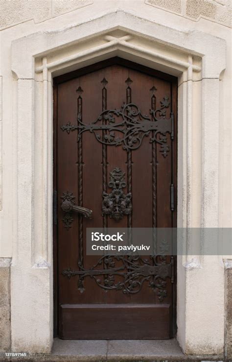 수제 손잡이와 아름다운 금속 위조가 있는 조각된 나무 문 0명에 대한 스톡 사진 및 기타 이미지 0명 가까운 가정 생활 Istock