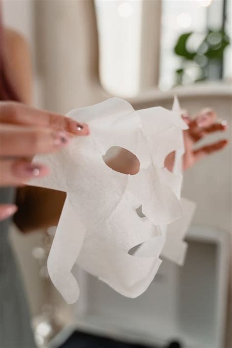 실내 개인 관리 건강 루틴 금발 금발의 여자 깨끗한 피부 녹색 마스크 녹색 점토 데이 스파 마스크 마스크 트리트먼트 머드 마스크 머리를 위로하다