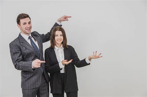 자신감 있는 사업가서 발표 텍스트 또는 제품에 대한 카피 스페이스를 가리키는 남자 사업가에 대한 스톡 사진 및 기타 이미지 남자 사업가 여자 2명 Istock