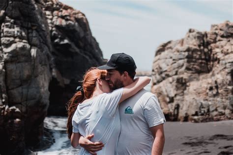 Types Of Hugs Women Give And Their Hidden Meanings