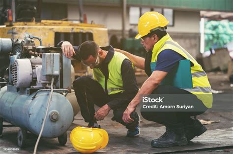 남성 엔지니어 노동자는 산업 공장에서 직장에서 사고를 당한다 작업 및 안전 제일의 건강 안전 개념 2명에 대한 스톡 사진 및 기타 이미지 Istock