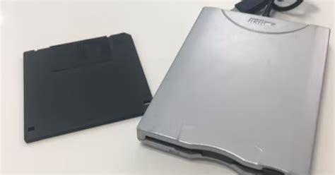 유물이 된 플로피디스크이제와 없애겠다는 이 나라