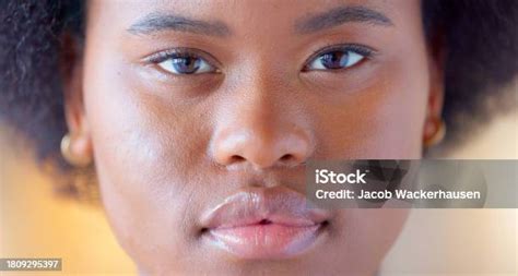 자연스럽고 빛나며 미용 얼굴을 가진 흑인 여성의 자신감 있고 진지하며 클로즈업 된 초상화 아름다움 줌 및 얼굴 메이크업 미용 치료와 젊은 아프리카 여성 모델의 얼굴 사진