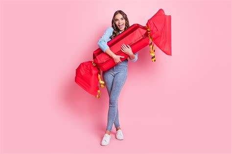 핑크 파스텔 컬러 배경에 고립 된 포옹 거대한 초콜릿 사탕을 들고 매력적인 쾌활한 소녀의 전체 길이 의 몸 크기 보기 곱슬 머리에 대한 스톡 사진 및 기타 이미지 Istock