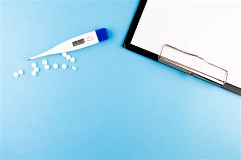 의료 장비 디지털 온도계 흰색 알약 및 텍스트 장소가있는 파란색 배경의 노트북 의료 템플릿 또는 모형 0명에 대한 스톡 사진 및 기타 이미지 Istock