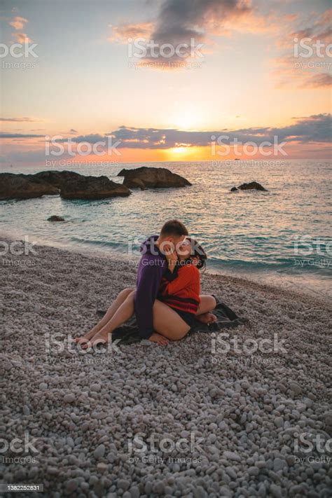 해변에서 커플 애호가 와 함께 시간을 즐기고 바다 위의 일몰 2명에 대한 스톡 사진 및 기타 이미지 2명 30 34세 경관 Istock