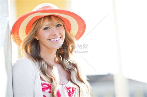 一位美丽的年轻白人女子户高清图片下载 正版图片503598524 摄图网