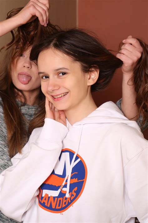 Подростки любители без трусиков раздеваются и позируют голышом на лестнице