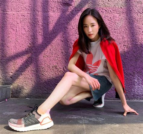阿迪达斯代言人张钧甯牛仔裙美腿踩运动鞋拍照（13） 图片 名腿网