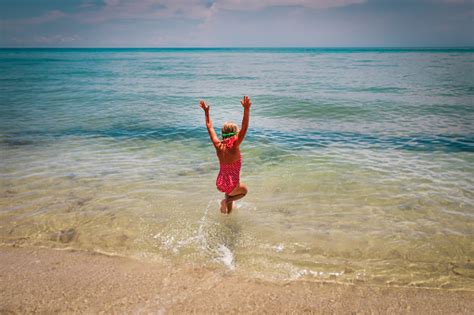행복한 어린 소녀는 해변에서 재생 아이 스플래시 물과 휴가를 즐길 수 가족에 대한 스톡 사진 및 기타 이미지 가족 건강한 생활방식 금발 머리 Istock