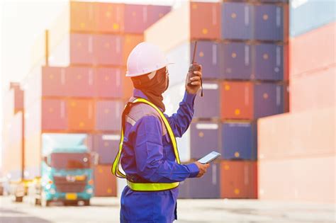 포먼 제어 화물 화물선 화물 선적 컨테이너는 부두에서 대형 컨테이너 야드 주요 운송 화물 컨테이너 선박의 운송에서 운송에서 컨테이너 상자를 로드 합니다 경제에 대한 스톡