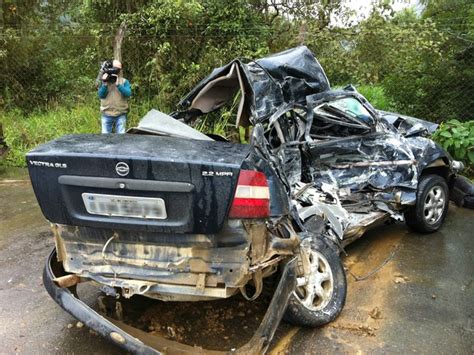 G1 Homem Morre Após Colisão Entre Carro E Caminhão Em Blumenau