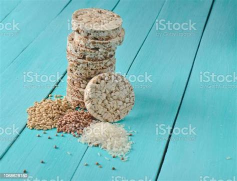 푸른 나무 테이블에 싱 싱 라운드 식이 메 밀 쌀 피트 니스 빵 체중 감량을 위한 음식입니다 0명에 대한 스톡 사진 및 기타 이미지 Istock