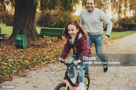 그녀의 아버지가 공원에서 야외에서 그녀의 웃음을 잡으려고하는 동안 자전거를 타고 사랑스러운 어린 소녀 두발자전거에 대한 스톡 사진 및 기타 이미지 Istock