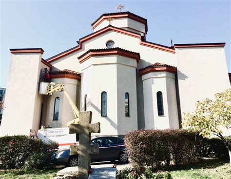 Горен Лозенец има храм Камбаните на църквата Въздвижение на Светия Кръст Господен се чуват